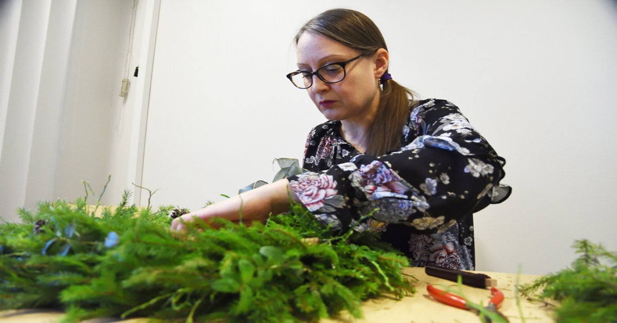 Bind en dörrkrans av granris från egen skog - Min Skog